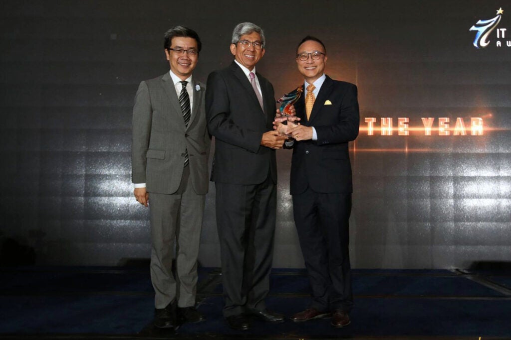 NUS Computing IAC member wins IT Leader of the Year award - NUS Computing