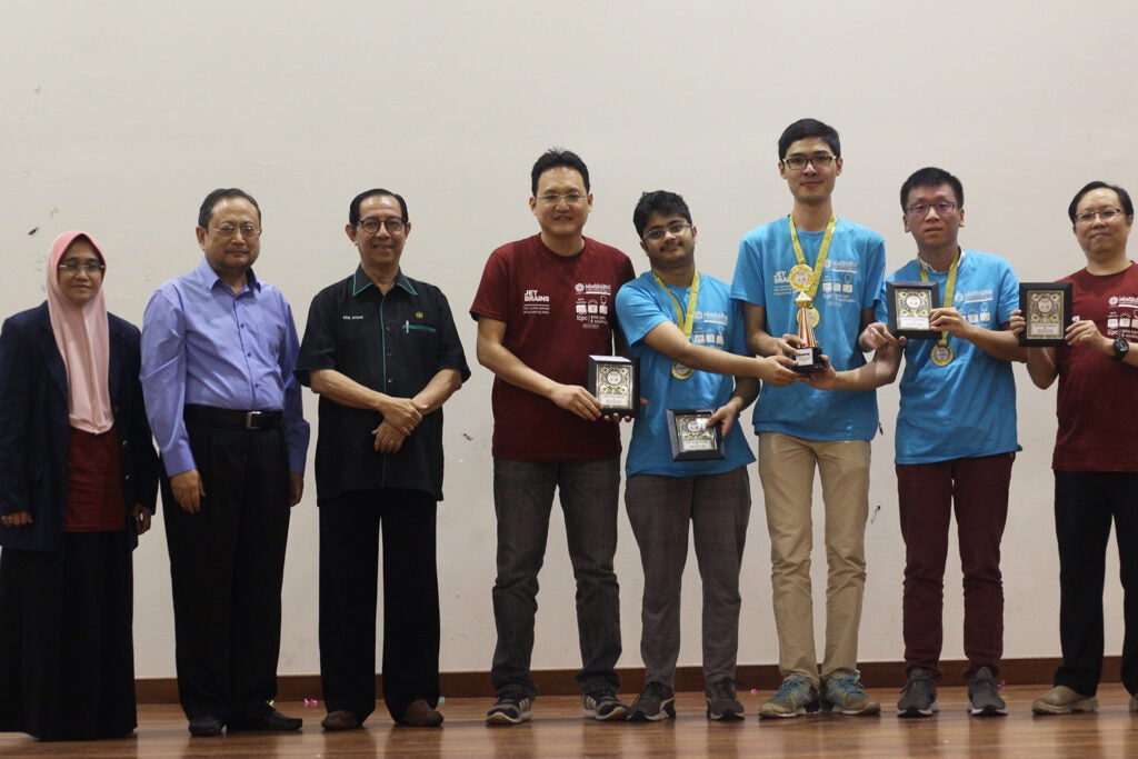NUS Computing students excel at regional competitive programming ...