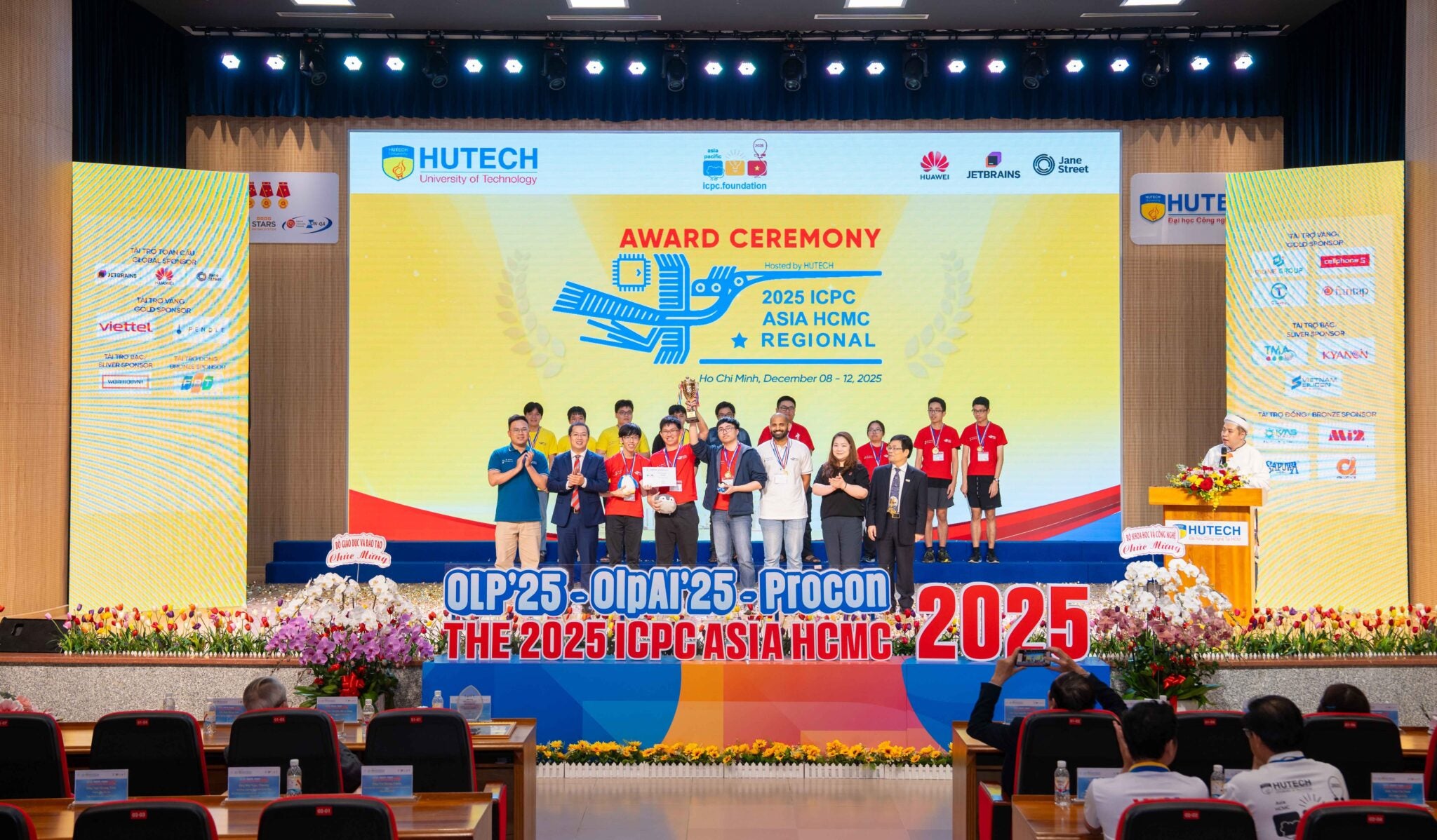 NUS Computing breaks through with first ICPC regional win in Vietnam ...